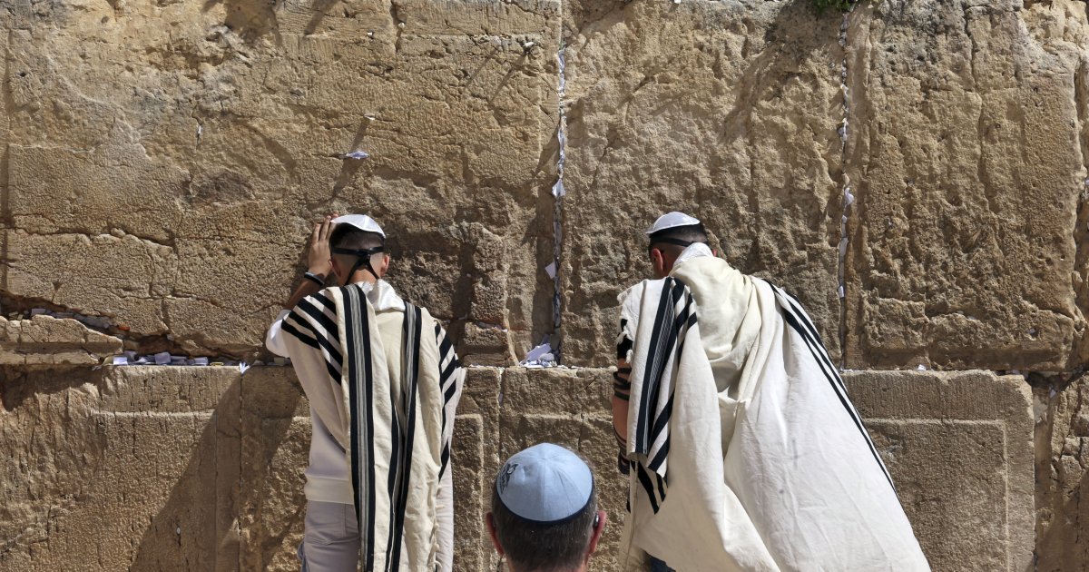 ¿Dónde acaban los papeles que los judíos dejan en el Muro de las ...