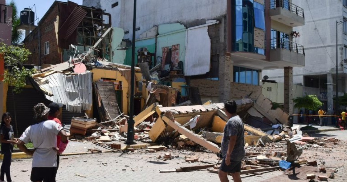Trece fallecidos y 126 heridos por el sismo de magnitud 6,5 en Ecuador