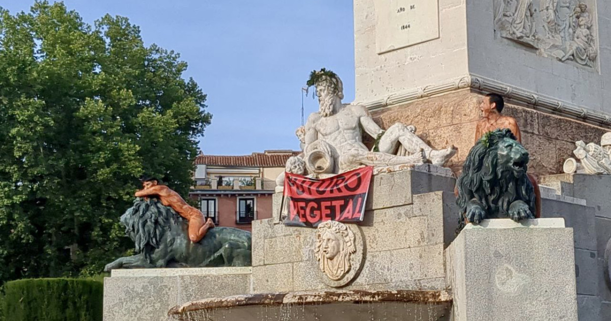 Dos ecologistas radicales de Futuro Vegetal se bañan desnudas en la ...