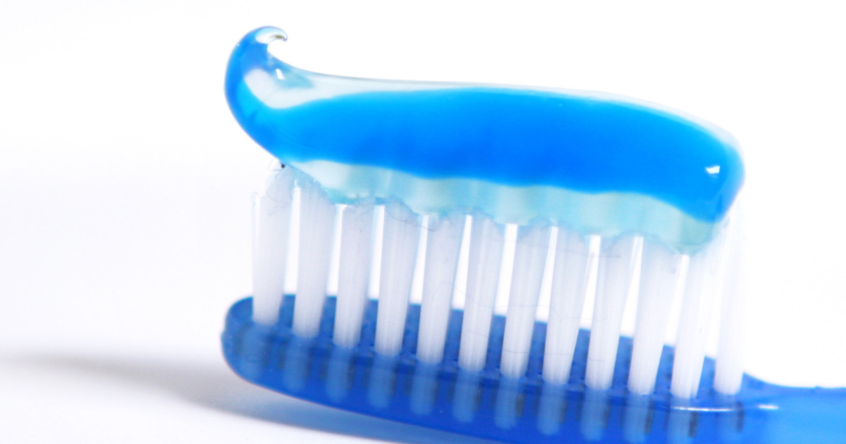 Qué tipos de pastas de dientes puedes encontrar en el súper y cuál elegir
