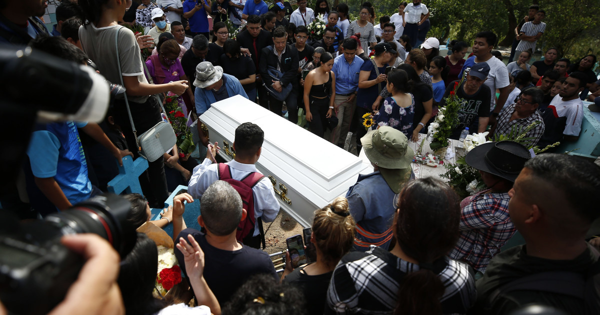 Entierran a tres víctimas de la trágica estampida en el estadio de El Salvador