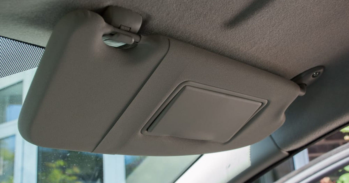 Las dos funciones ocultas de los parasoles de tu coche