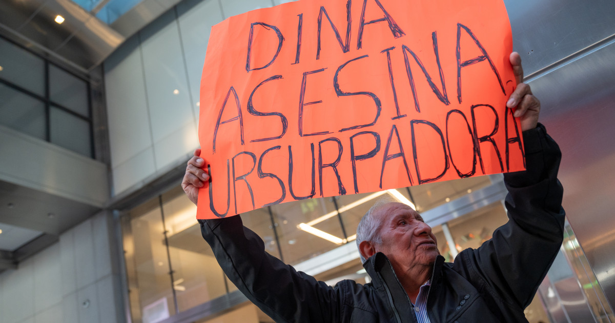 El escrache a Dina Boularte en un evento en Nueva York