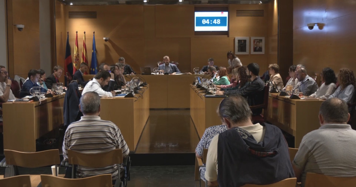 El PP pacta con PSC y comunes un acuerdo para apoyar los presupuestos municipales