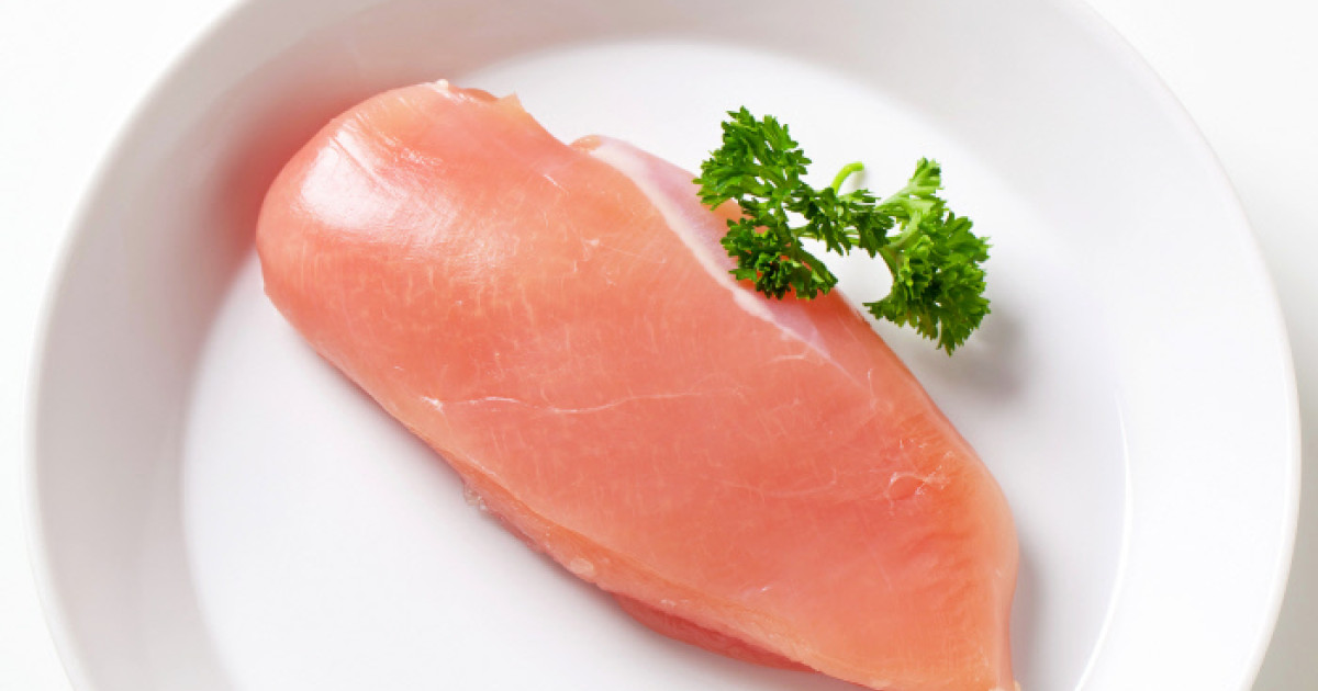 Consejos para eliminar las bacterias del pollo ante la alerta de ...