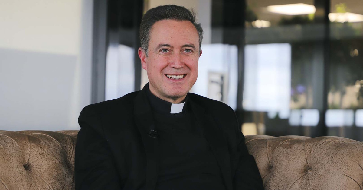 El cura rockero que dejó su banda para ayudar al obispo: «La música ...