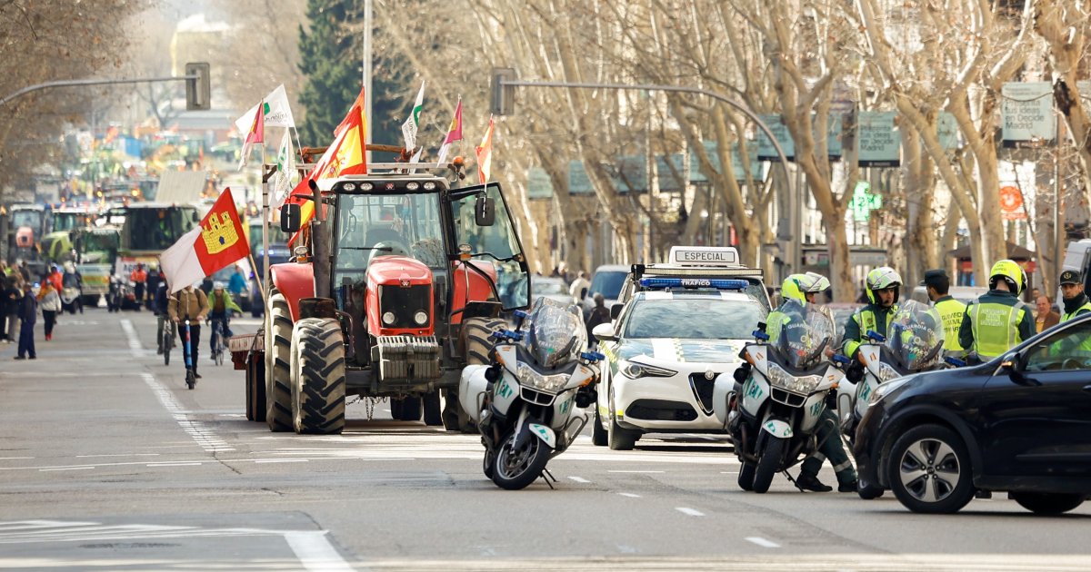 «Manos arriba, esto es un atraco»: más de 500 tractores toman Madrid ...