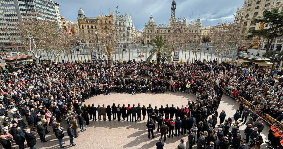 El luto en Valencia tras el fatal incendio, en imágenes
