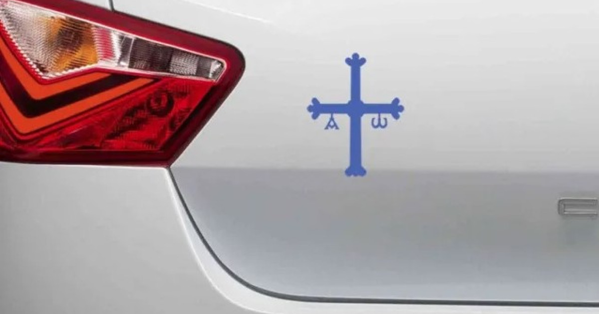 El significado real de la cruz que llevan muchos coches en su parte trasera