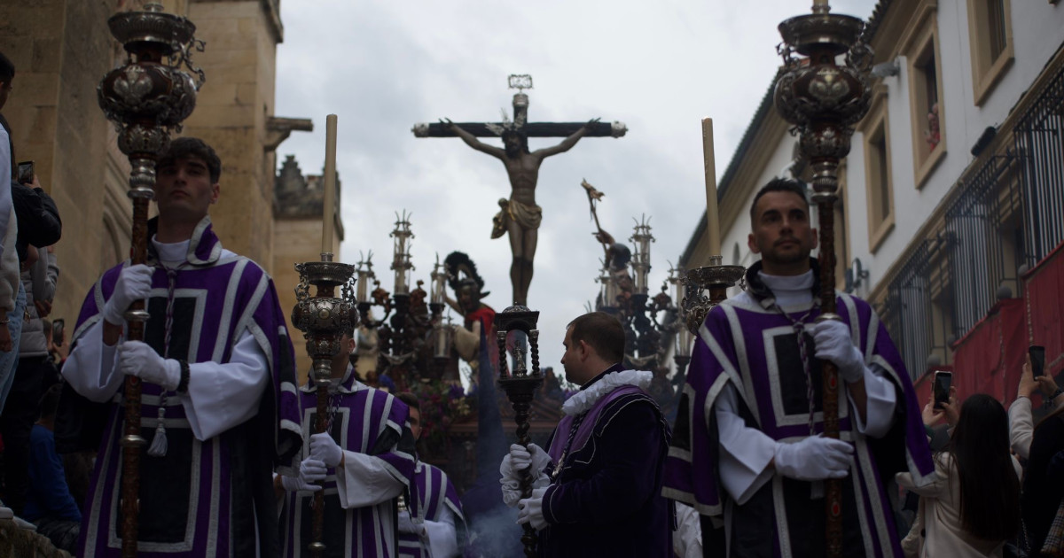 La Agonía sale tras amagar con quedarse en la Catedral