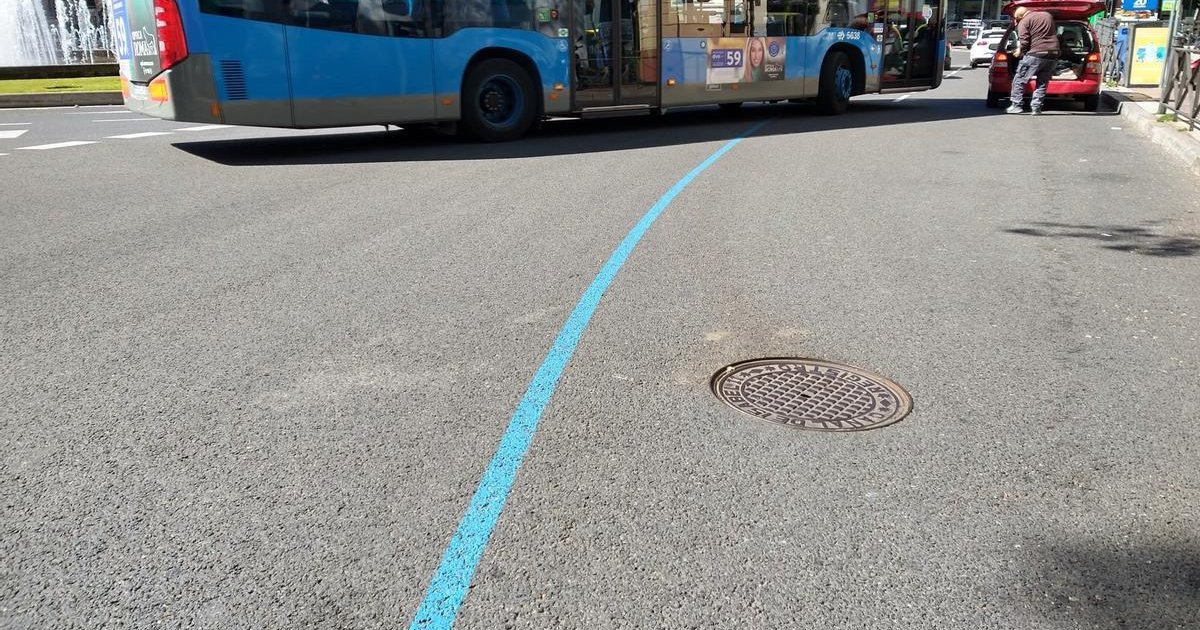 El significado de las líneas azules que han pintado en las calles de Madrid