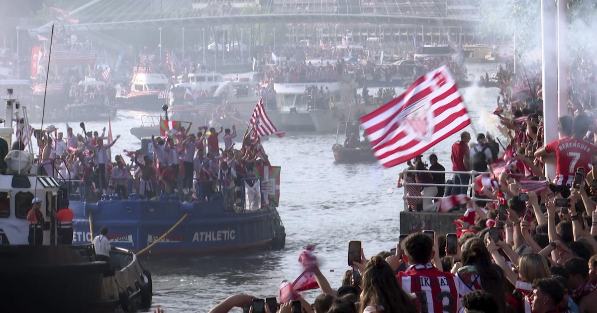 El Athletic Club celebra su título de Copa del Rey a bordo de la Gabarra