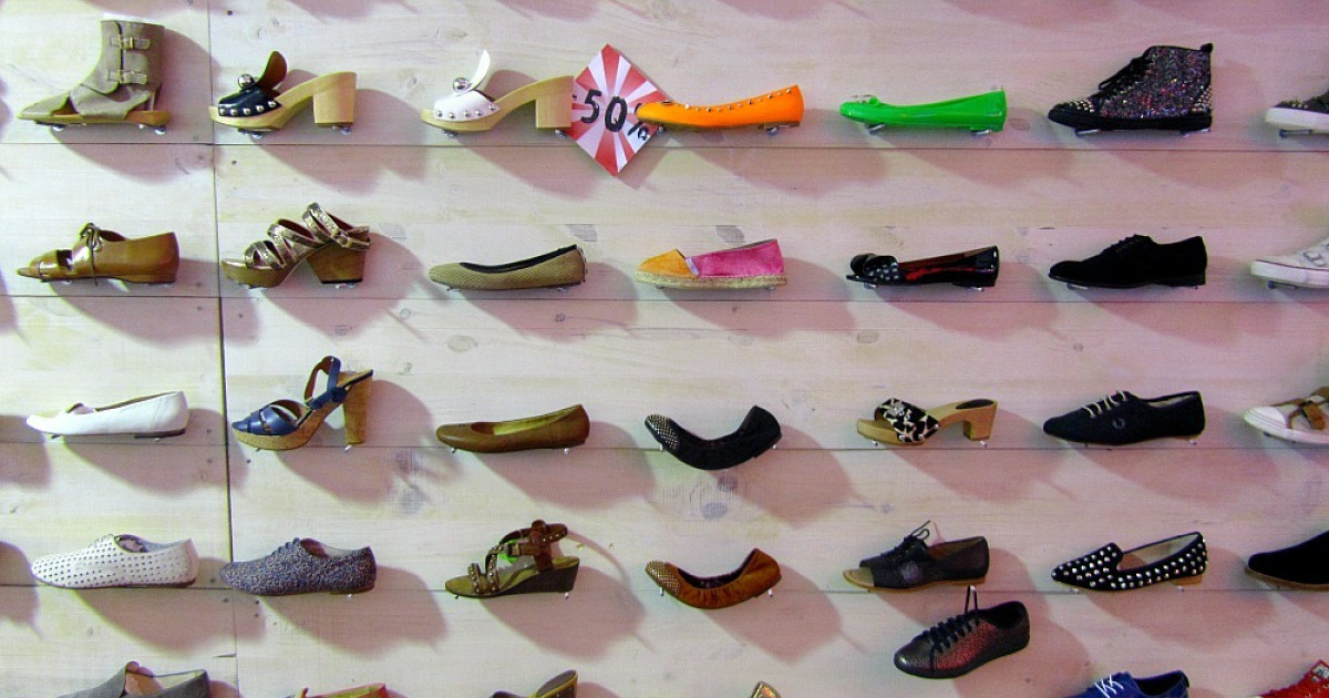 Los zapatos con los que te prohíbe conducir la DGT