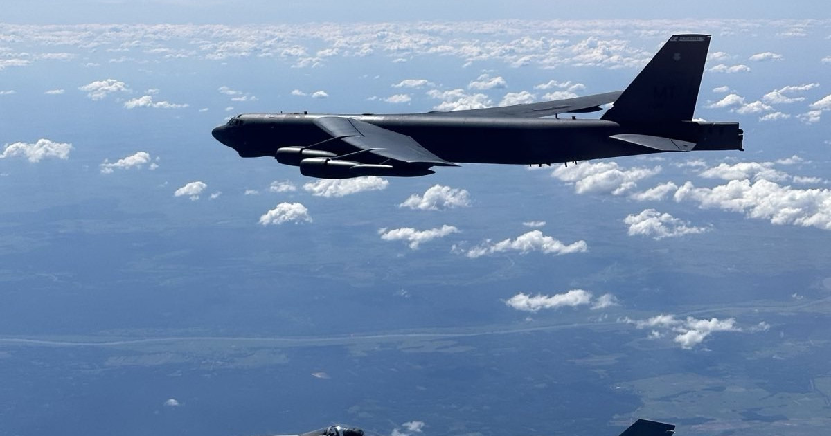 Ejército del Aie y del Espacio: F-18 españoles protegen a superbombarderos B-52 de Estados ...