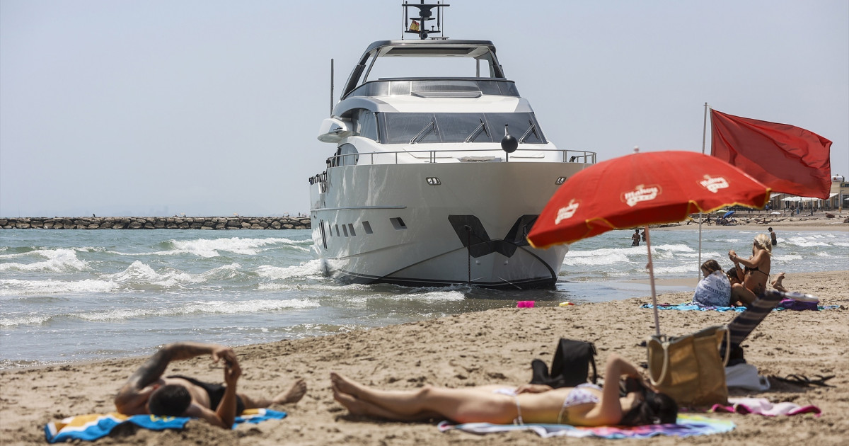 El rescate del yate encallado en Valencia, paso a paso