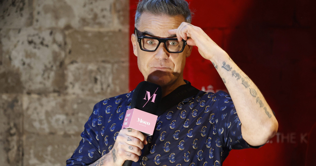 Robbie Williams abre su muestra en Moco Barcelona: «A la edad de 50 estoy disfrutando de mi vida»