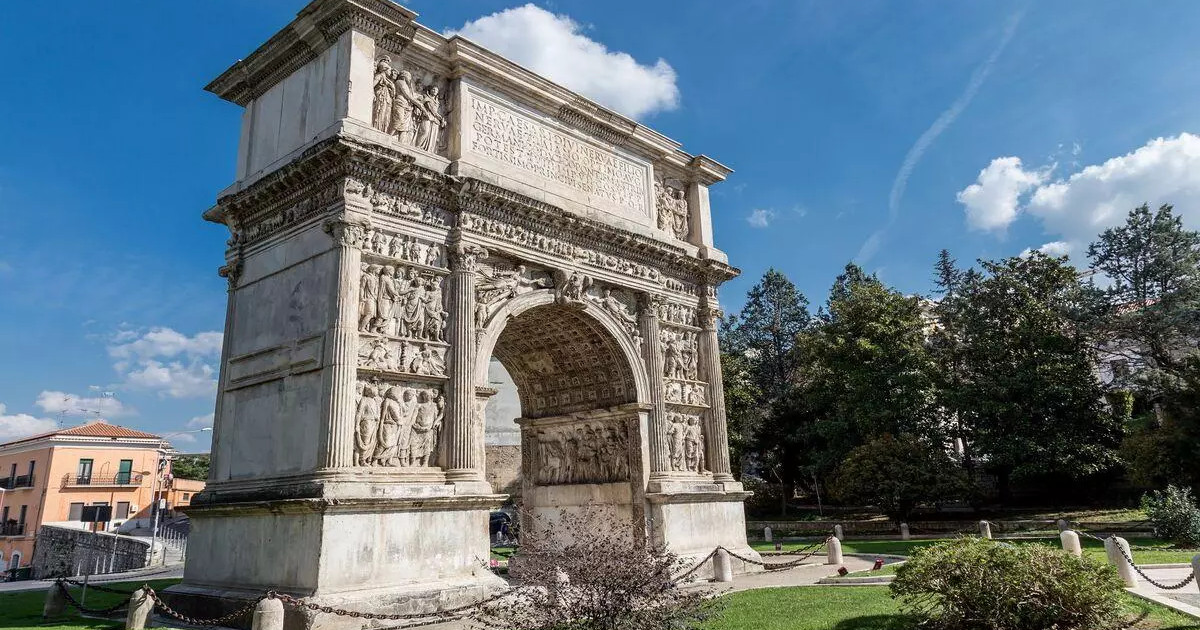 Este es el arco de triunfo romano mejor conservado del mundo