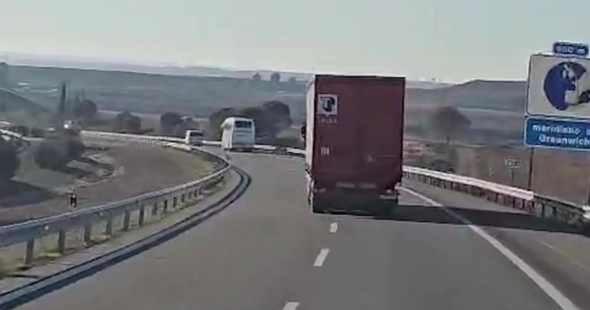 El significado de que un camión haga eses delante de ti en la carretera