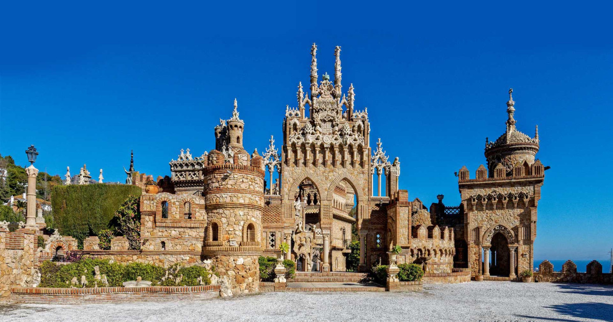 Así es el castillo en honor a Cristóbal Colón que alberga la iglesia ...
