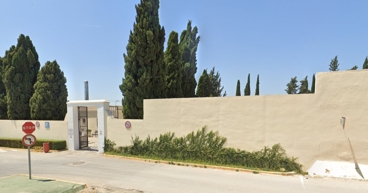 Profanan 20 tumbas y dejan esparcidos restos humanos por el suelo en el ...