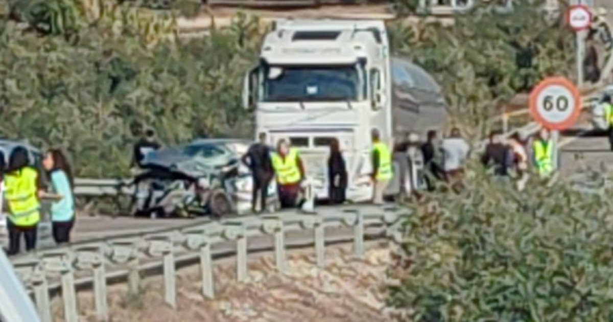 Fallece una mujer de 72 años al colisionar su coche contra un camión en ... Fallece una mujer de 72 años al colisionar su coche contra un camión en ...