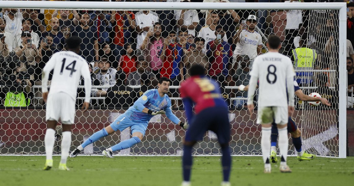El penalti de Camavinga sobre Gavi que pitó el VAR en la final de la ...