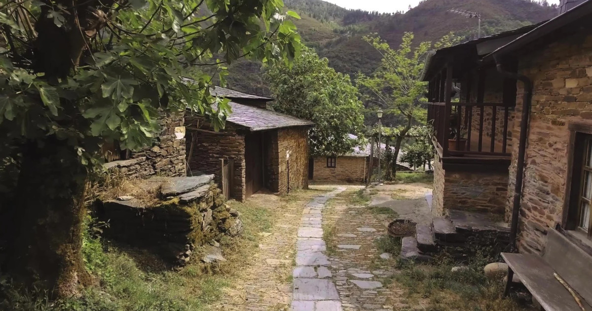 A la venta una aldea de Lugo por 65.000 euros con edificaciones y ...