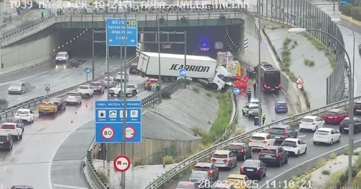 Un aparatoso accidente antes de un falso túnel en Málaga deja un gran ...