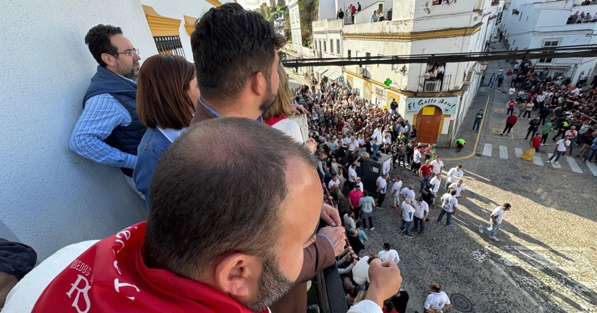 Pánico en Arcos tras romper el vallado el primer Toro del Aleluya y ...