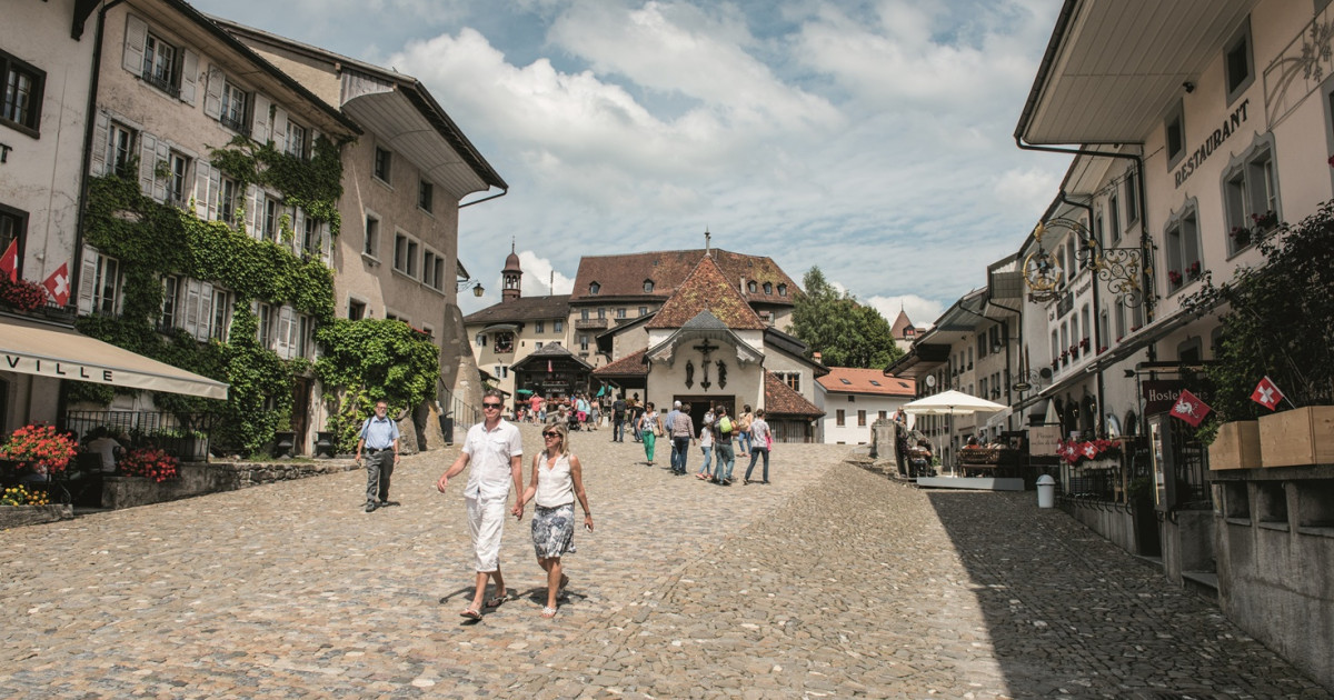 La villa medieval del queso Gruyére que tiene un museo sobre “Alien, el ...