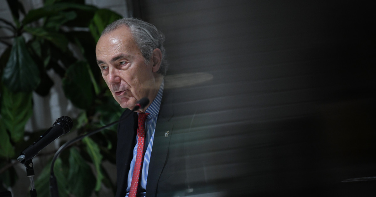 Cinco poemas de Luis Alberto de Cuenca que muestran sus méritos para ...