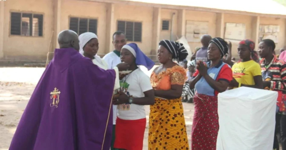 El padre Ukuma, tras sobrevivir a la masacre de Nigeria: «Seguiré ...