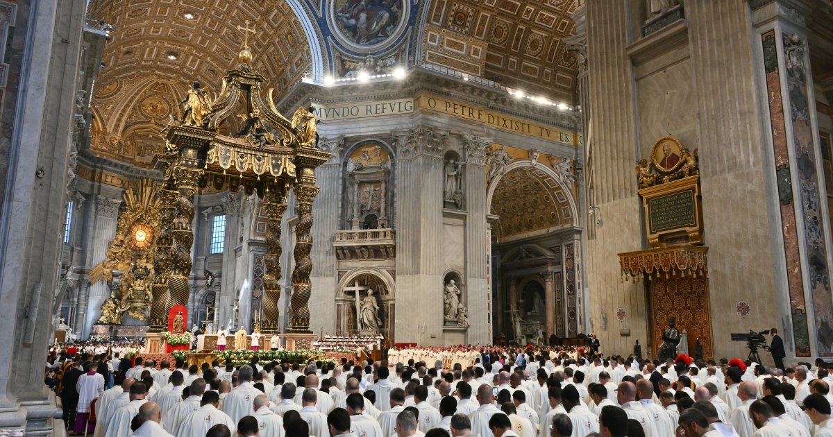 León XIV ordena a 32 sacerdotes: «No se dejen embaucar por modelos de ...