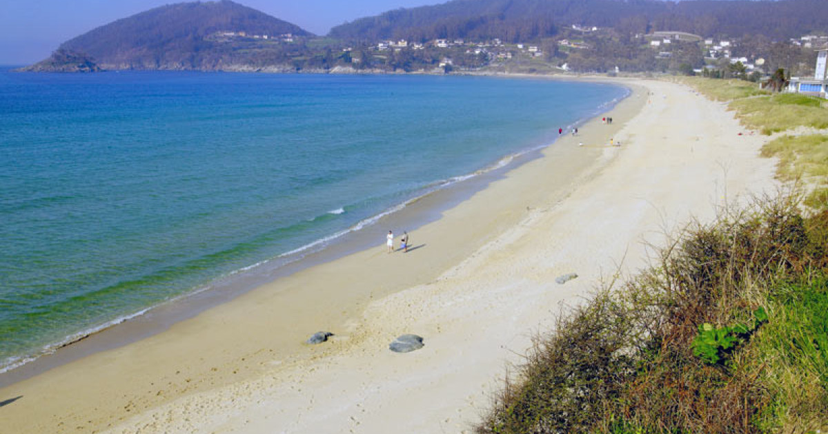 Verano en familia en Galicia: una playa ideal para disfrutar del mar con niños