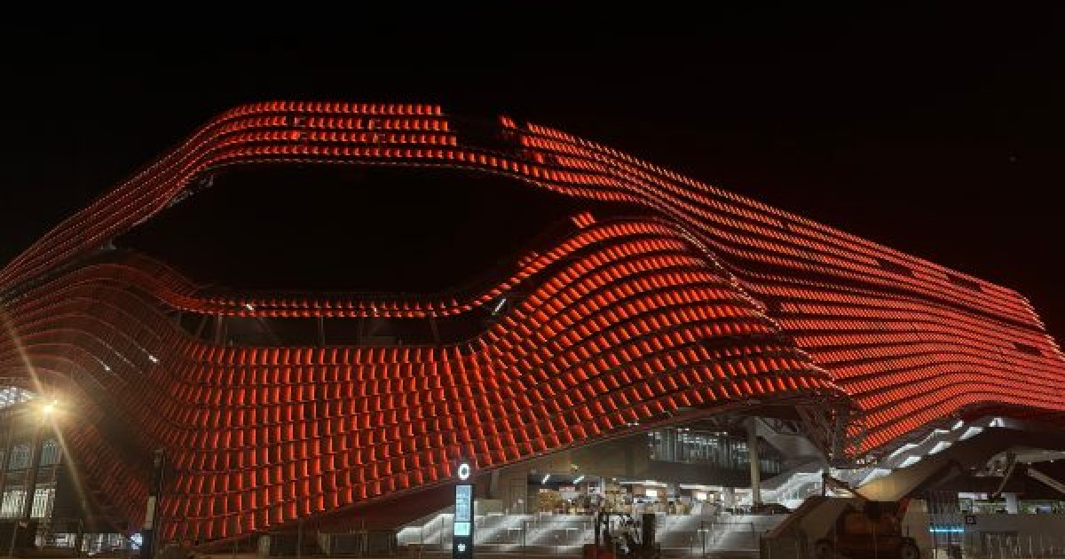 Así se ilumina el Roig Arena: más de 8.000 lamas rodean su fachada de ...