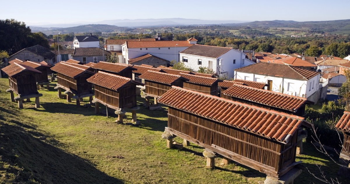 El pueblo de Galicia con mayor concentración de hórreos de España y ...
