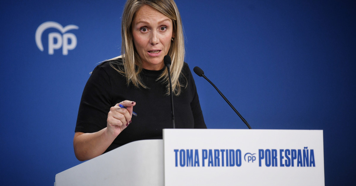 Alma Ezcurra ofrece una rueda de prensa desde la sede del PP, en directo