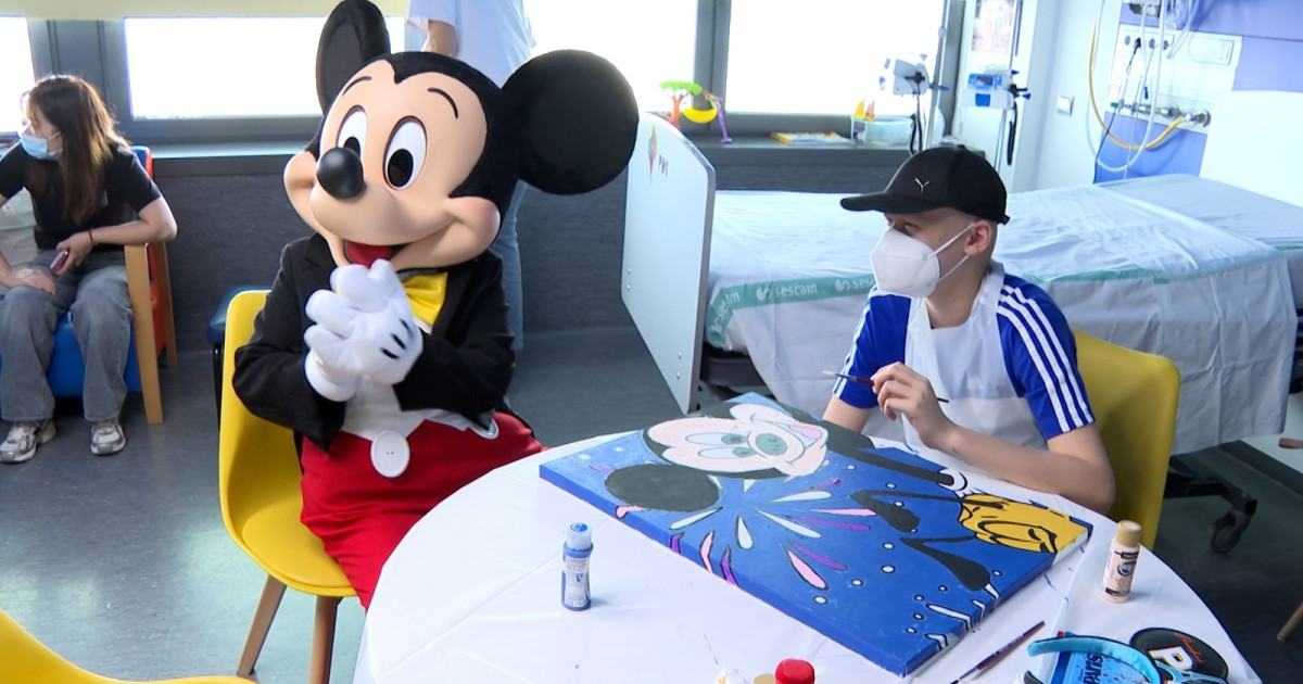Mickey Mouse lleva la magia de Disney al Hospital de Albacete