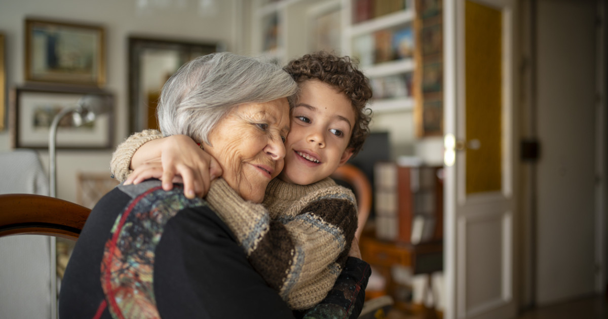 Cada vez hay más abuelos y nietos que viven juntos en España, y eso ...