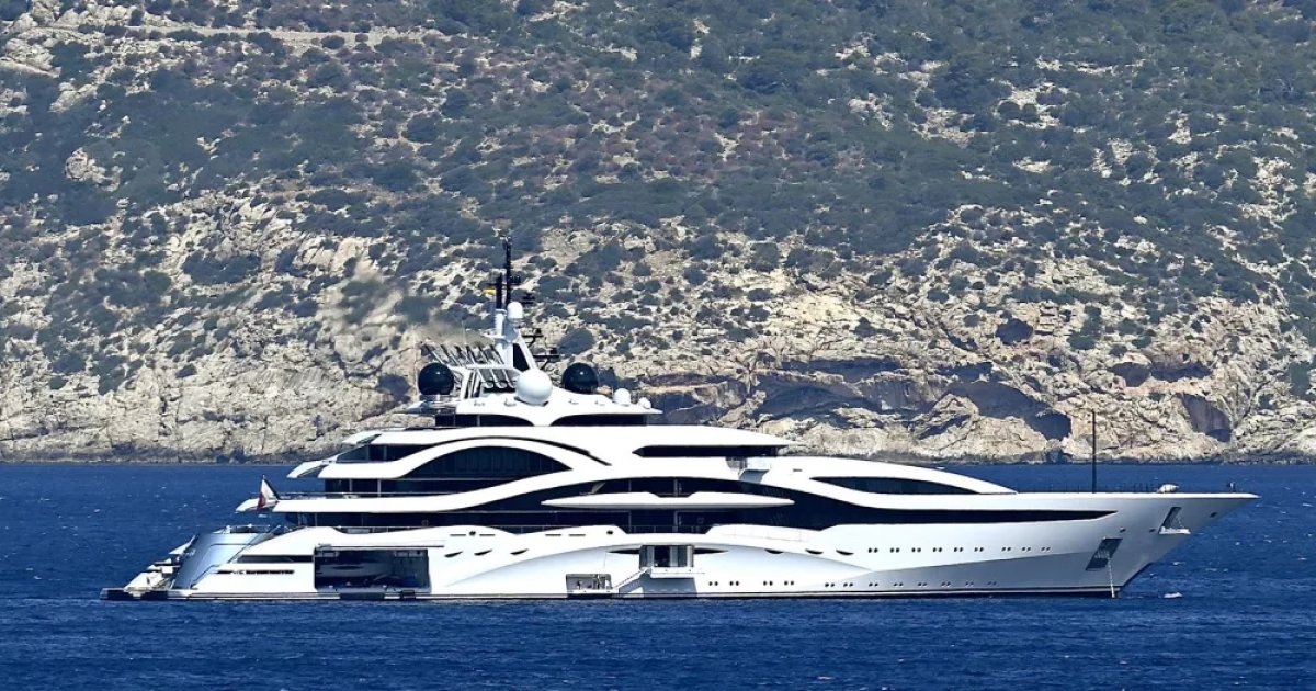El megayate del emir de Qatar fondea en las Islas Cíes