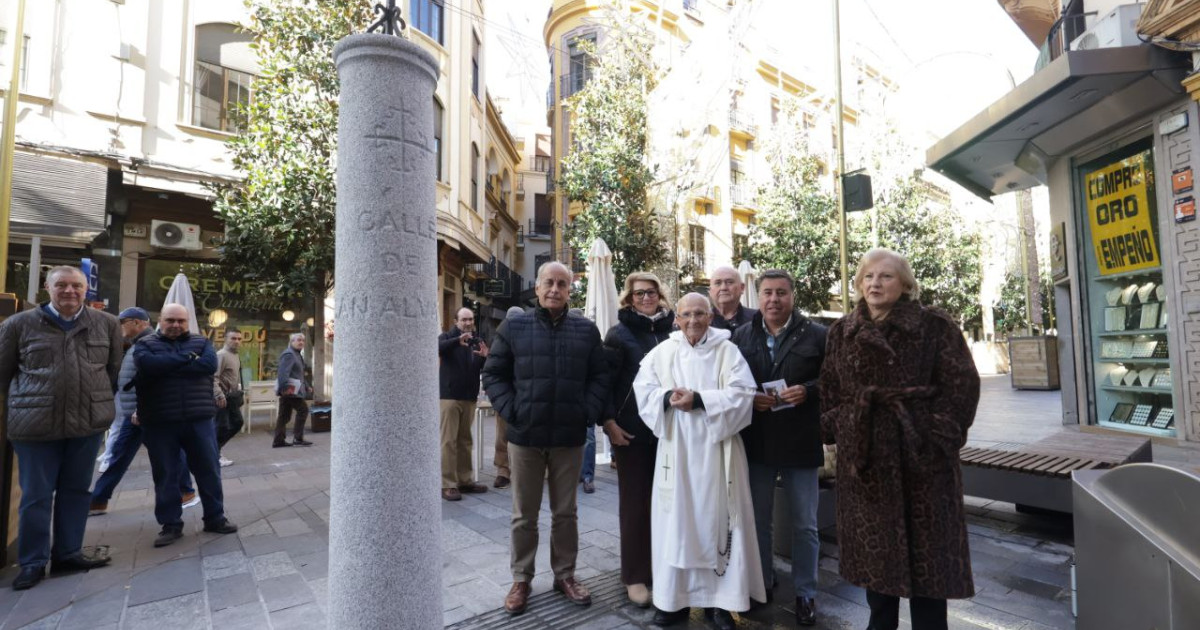 La cruz de San Álvaro vuelve, restaurada y bendecida, al centro de Córdoba
