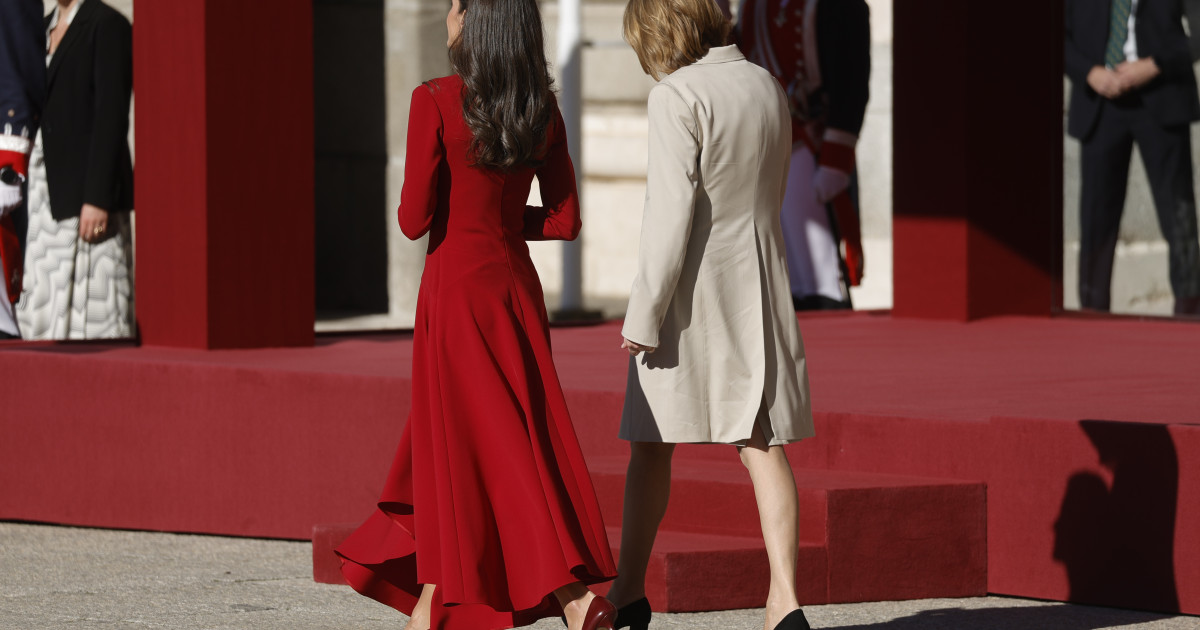 El look rojo 'sangre de toro' de firma española que la Reina Letizia ...