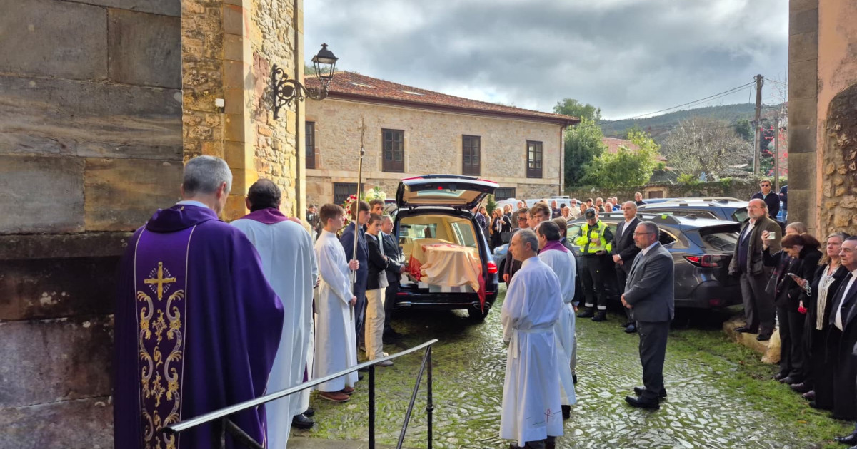 Ruiloba despide a Ussía con emoción y la bandera española en su ataúd