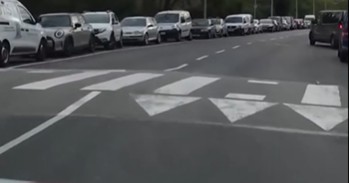 Un conductor de autoescuela explica cómo hay que pasar los badenes con ...