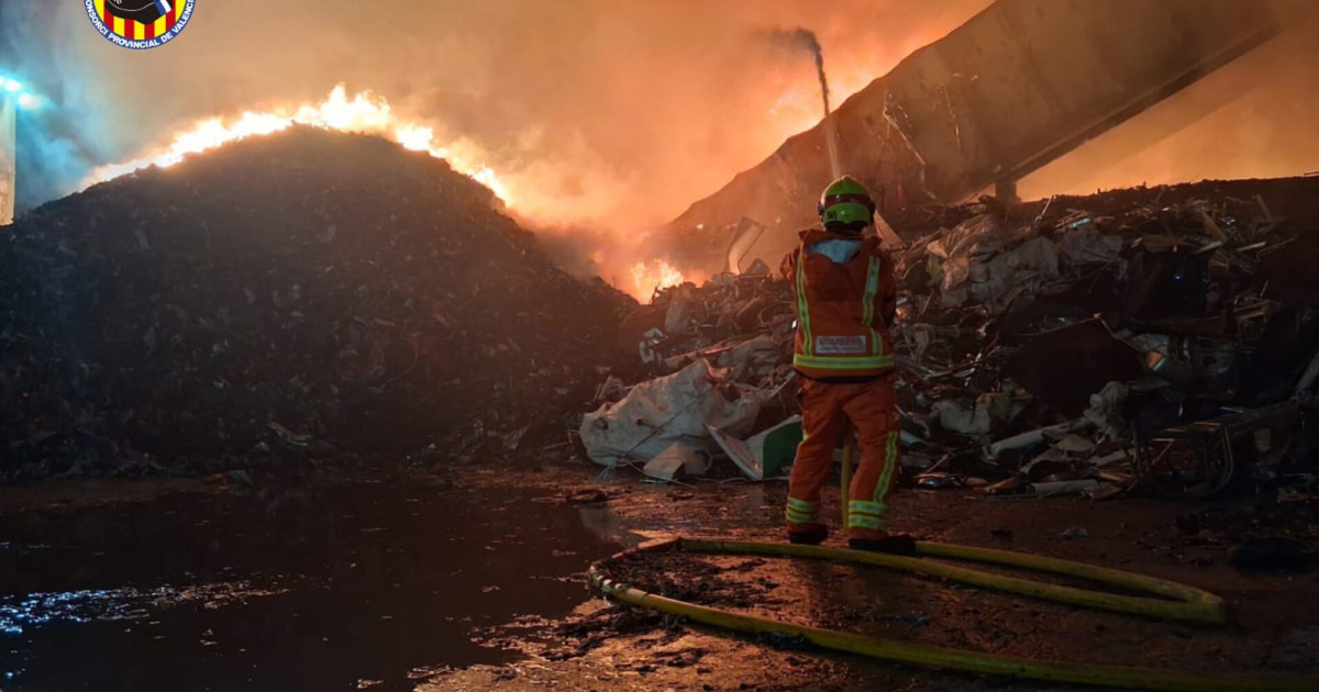 Un incendio industrial en Sollana moviliza a siete dotaciones de bomberos