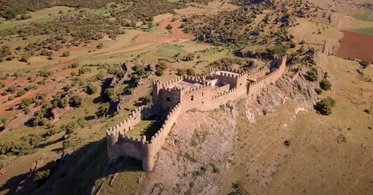 El castillo del siglo IX que sobrevivió a las tropas de Napoleón y hoy ...