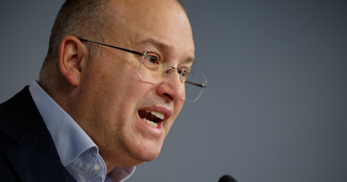 Tellado acusa a Sánchez de «esconderse en La Moncloa» ante «la peor ...