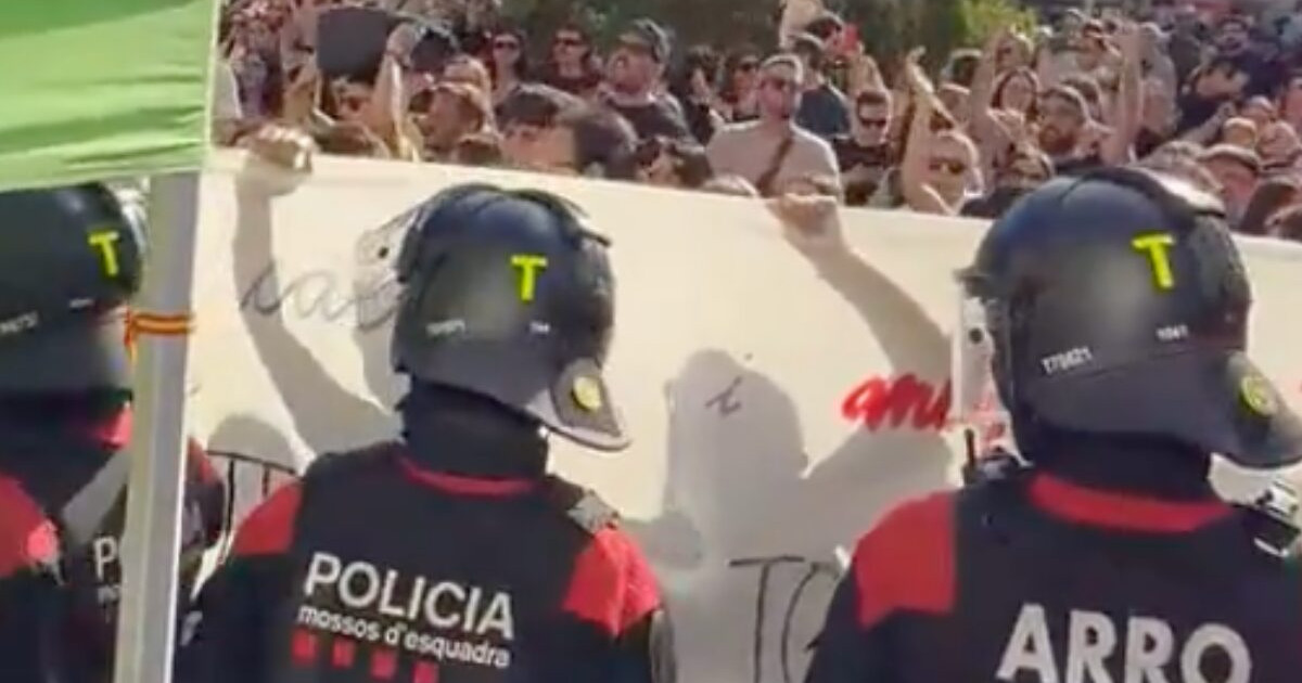 Una serie de ataques a carpas de Vox enturbia Sant Jordi
