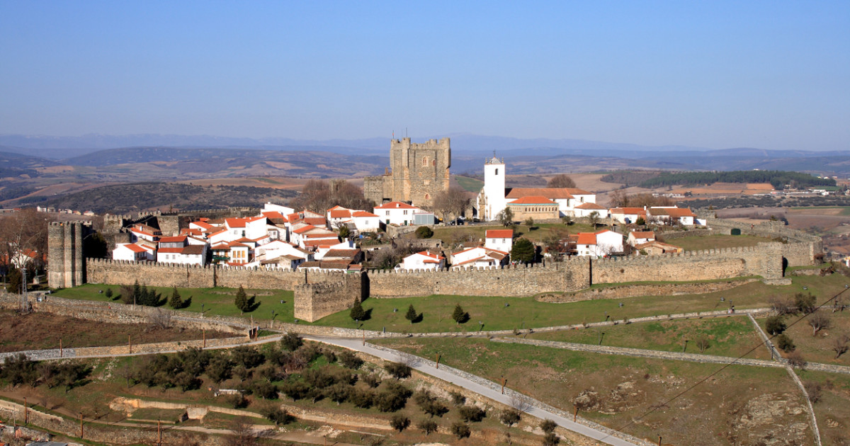 La ciudad medieval de Portugal con un edificio románico único en el mundo